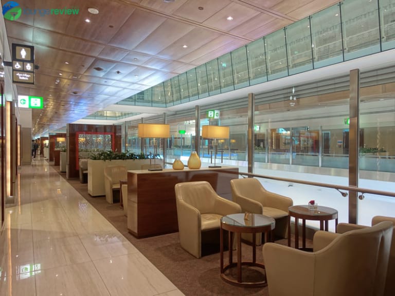 Lounge Review: Emirates Business Class Lounge – DXB T3B – LoungeReview.com