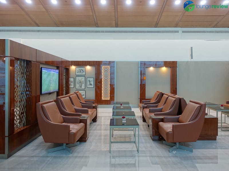 Lounge Review: Emirates Business Class Lounge - DXB T3B - LoungeReview.com