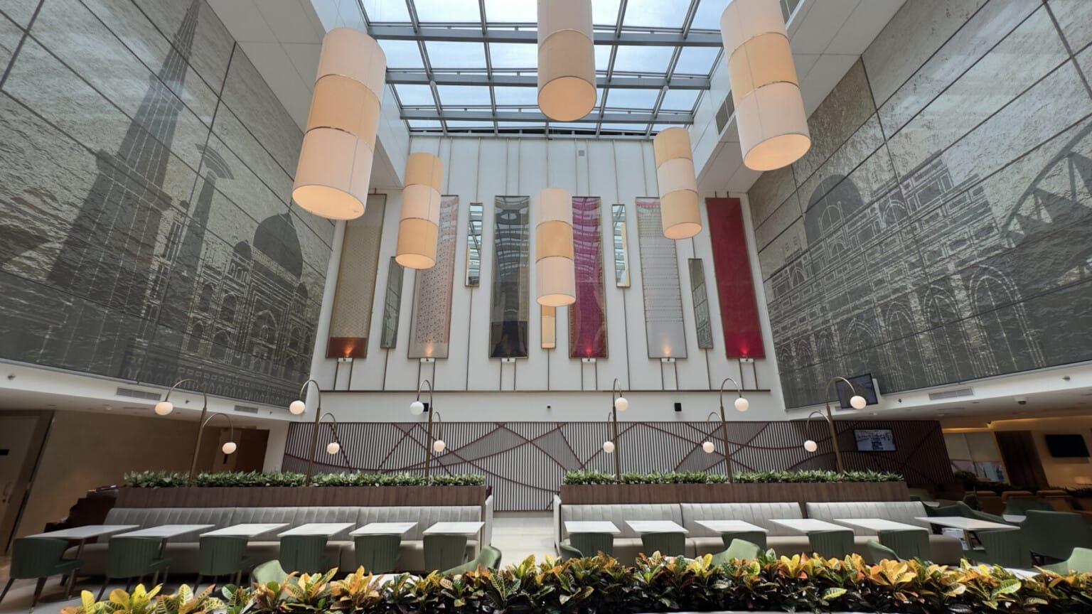 Lounge Review: Encalm Privé - DEL International - LoungeReview.com