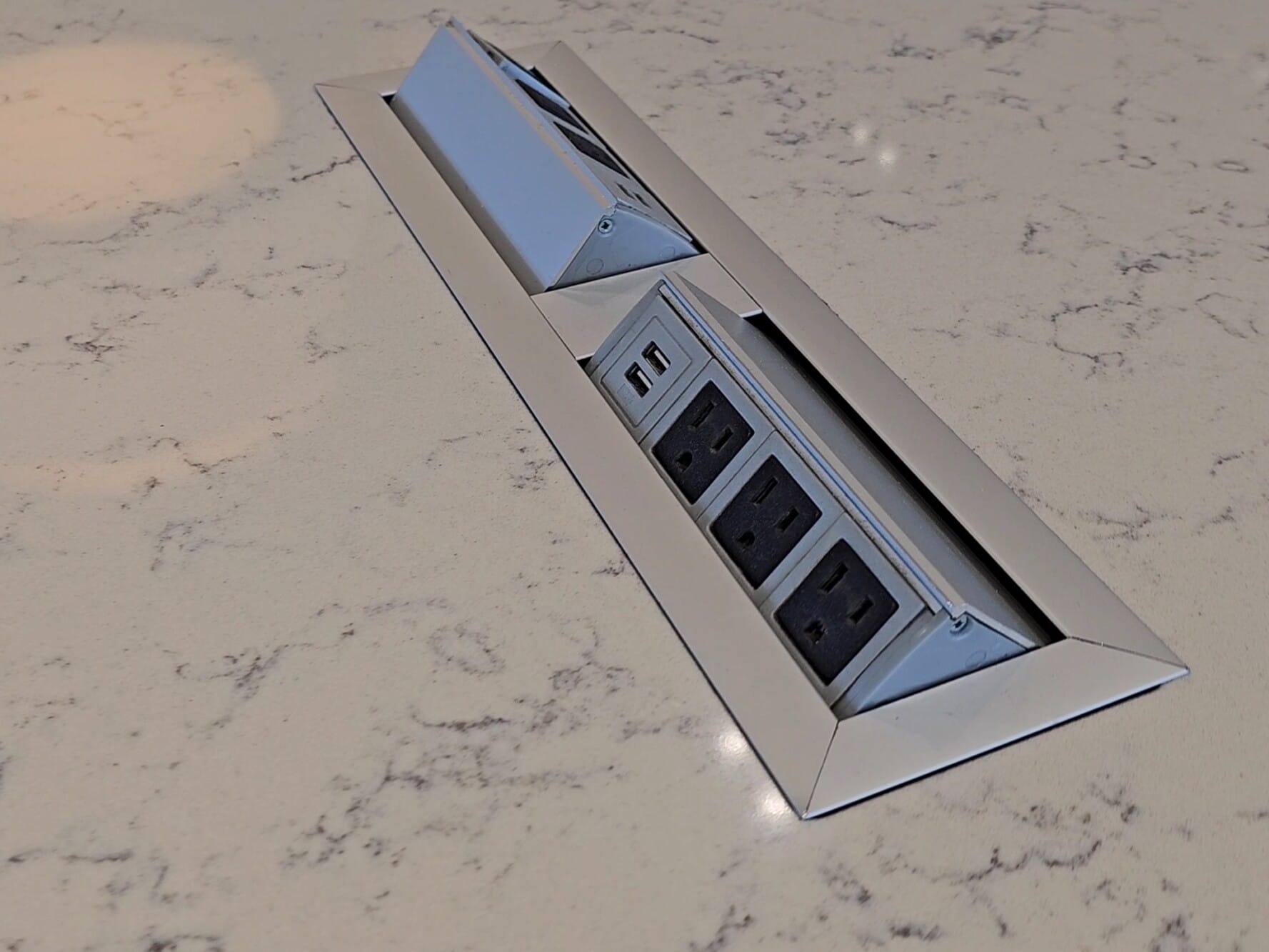 Lounge Review: United Club - LAX - LoungeReview.com