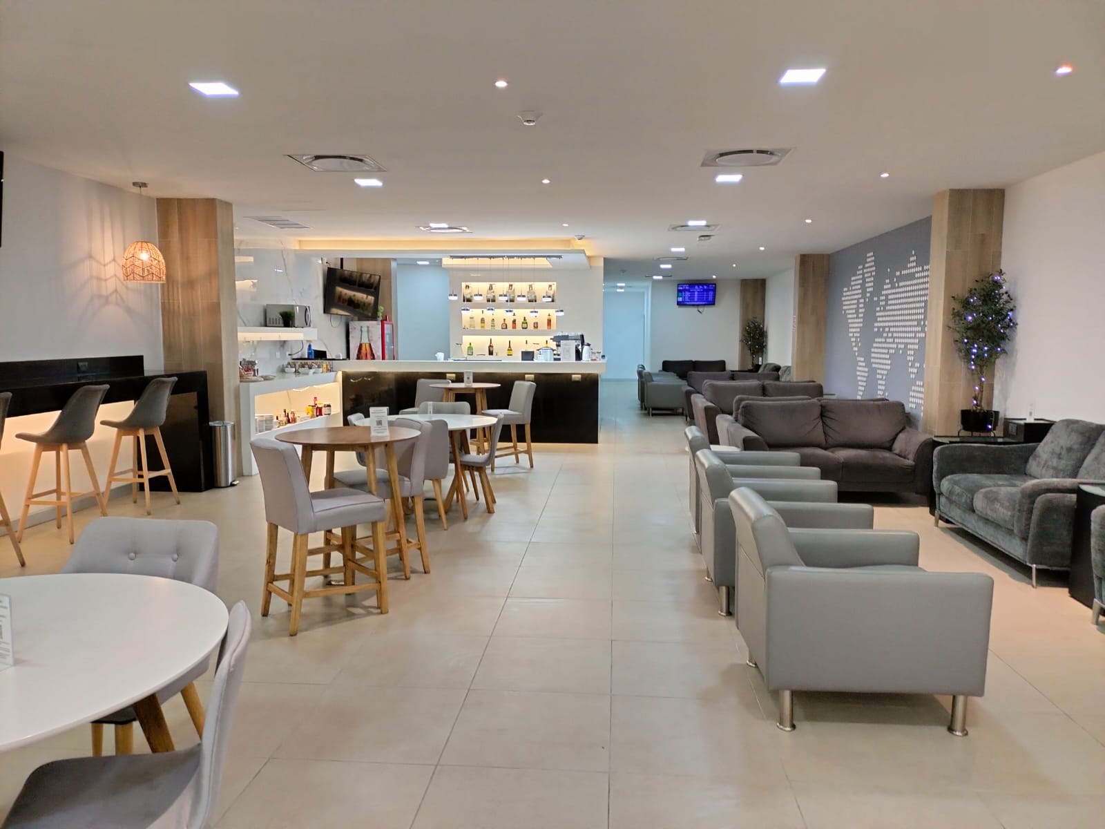 Lounge Review: Elemento Lounge - MID - LoungeReview.com