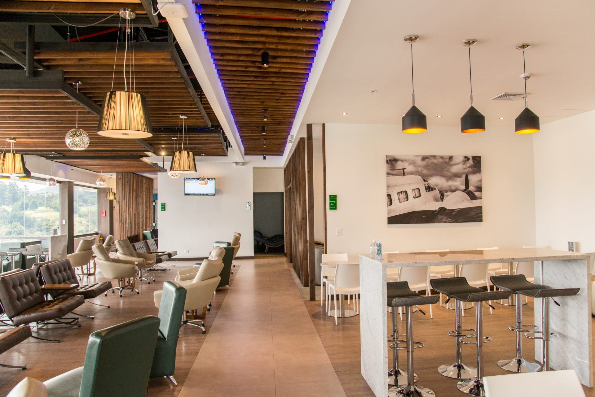 Lounge Review: The Lounge Medellin Regional - EOH - LoungeReview.com